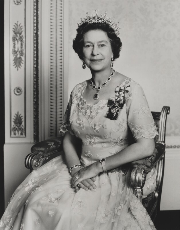 The New Portrait of Queen Elizabeth II by British Photographer Chris ...
